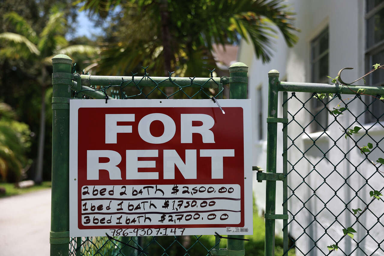 Can landlords charge late fees in Texas? What renters need to know