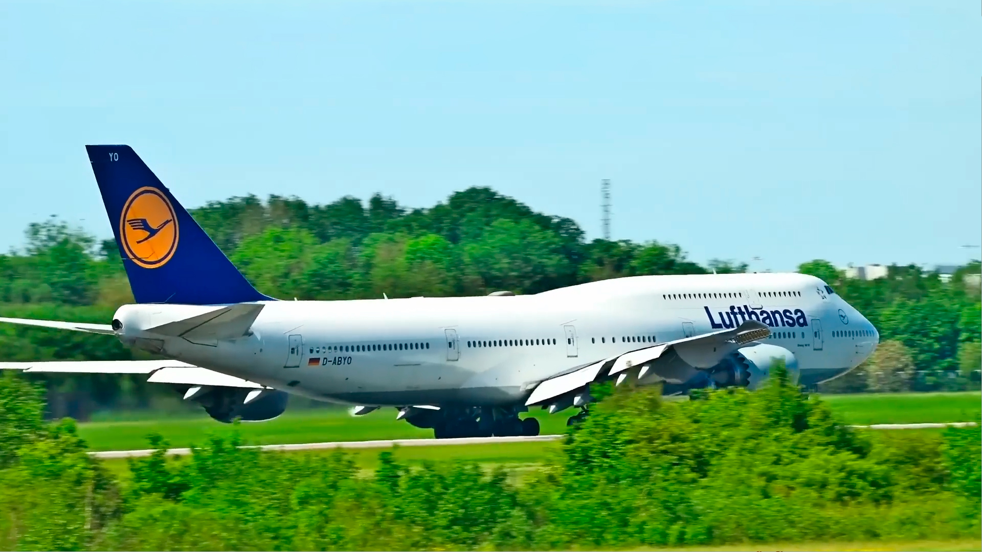 Lufthansa 747-8 makes rare Manchester visit