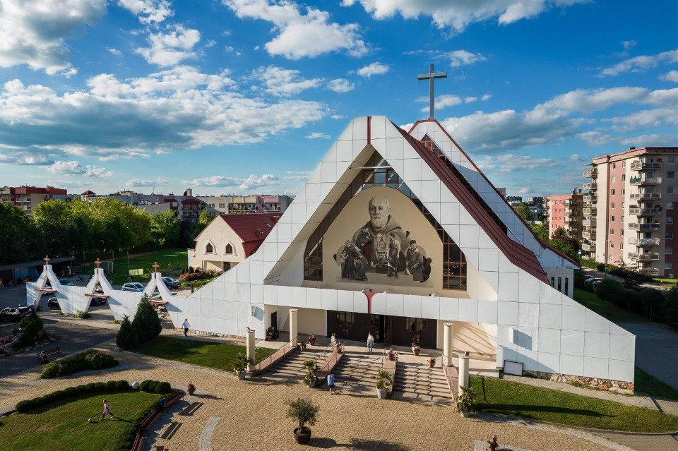 „Cztery sceny – jedna świętość”. Na frontonie kościoła przy Willowej ...
