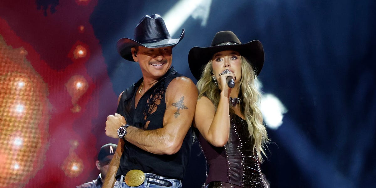 Lainey Wilson and Tim McGraw surprised the CMA Fest crowd with a duet ...