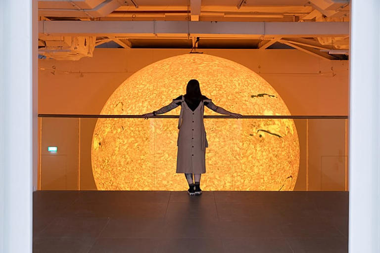 Sol e Lua: ambiciosa exposição de verão da Saatchi Gallery volta-se ...