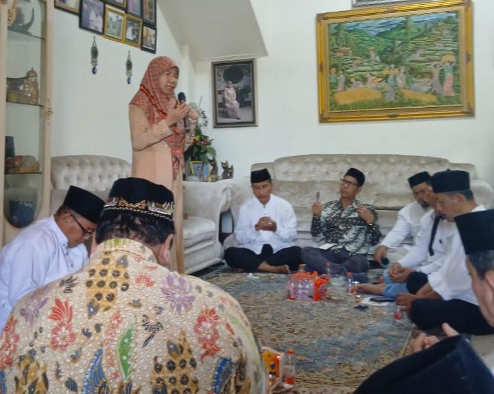 Pulang ibadah haji, Hj Sabrina disambut upah-upah dan doa selamat dari ...