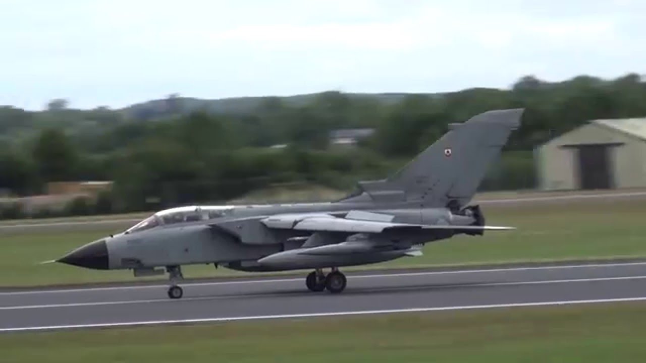 Watch these military jets hold formation at speed - "Not a single move ...