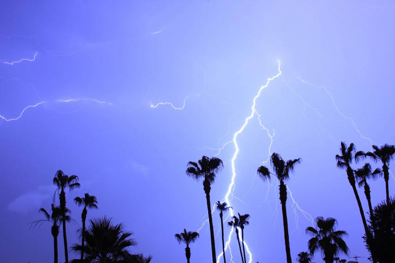 This is what actually happens when a plane gets struck by lightning ...