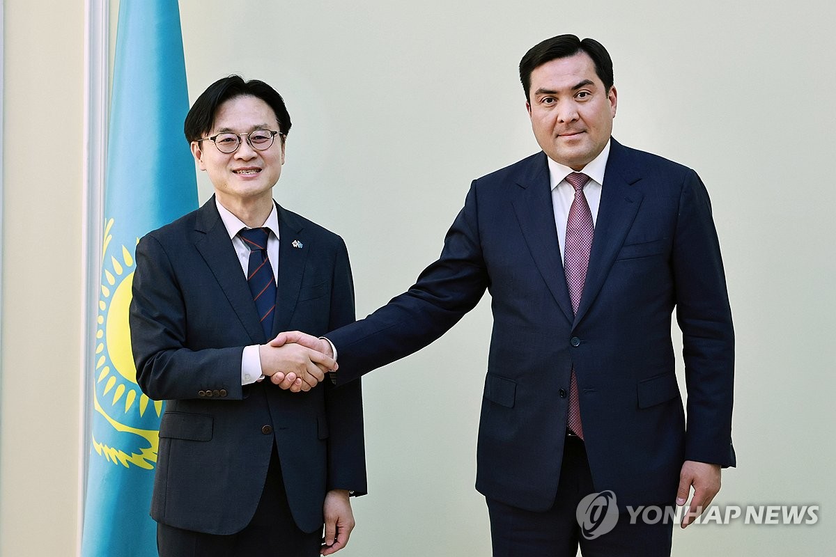 Industry minister meets Kazakh minister