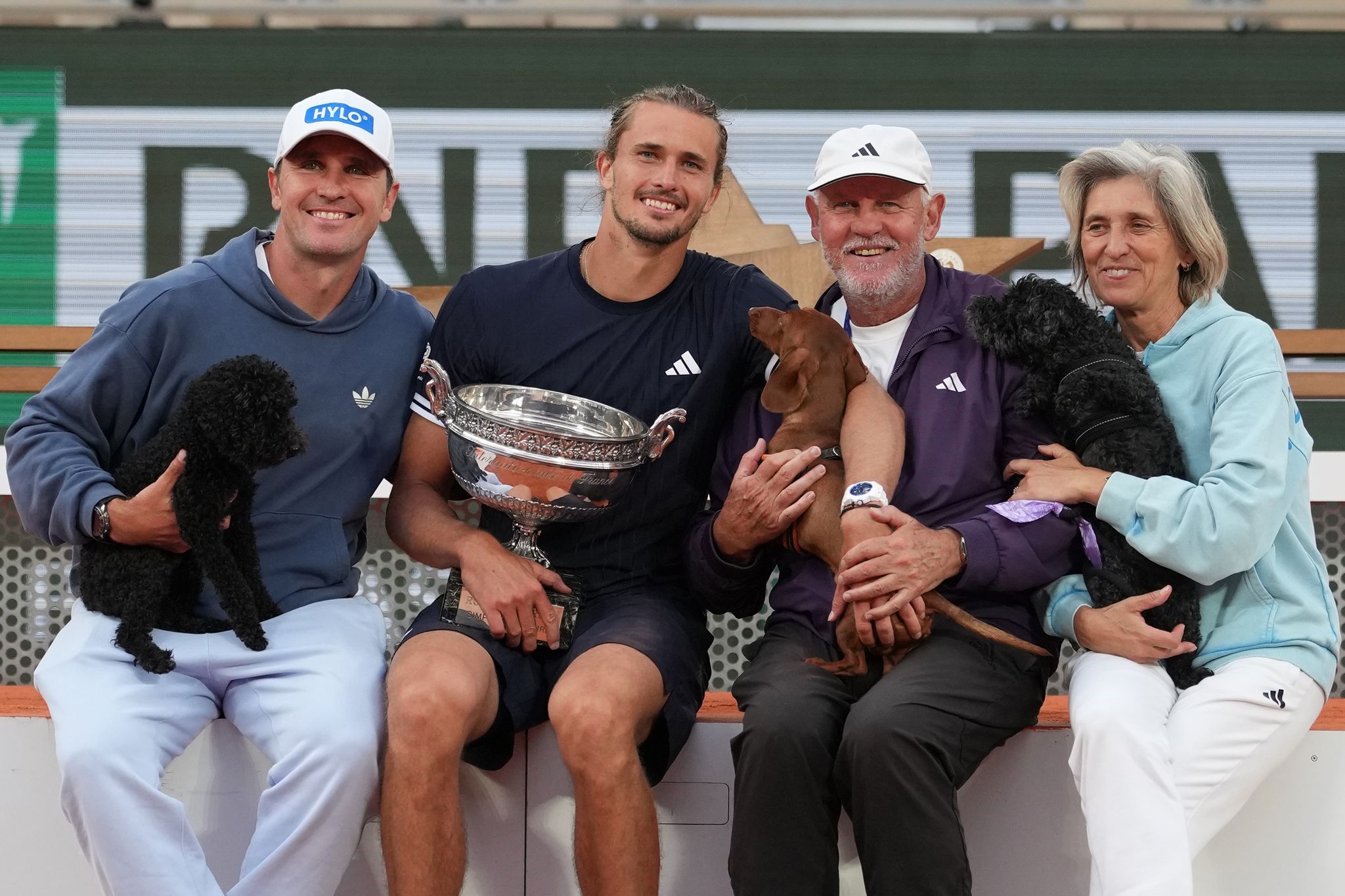 Thomalla schenkt Zverev kleinen Dackel zur Titelparty