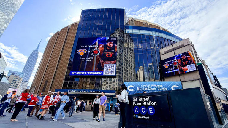 Knicks fans furious with 'ridiculous' security outside MSG for game 3