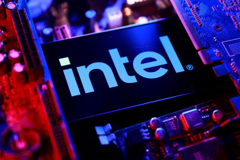 Alphabet contrata Intel para fabricar três milhões de chips próprios ...