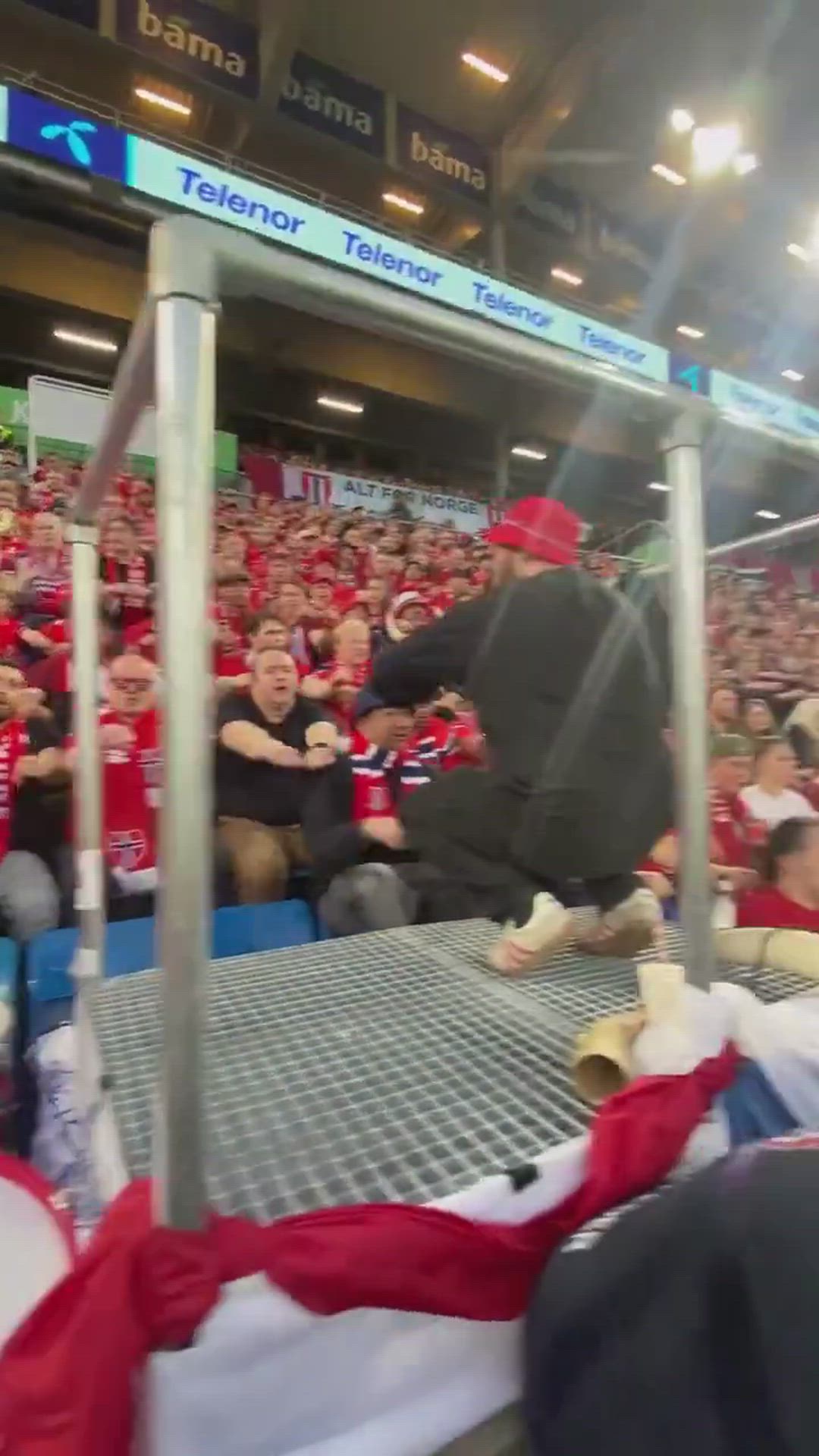 Brutal coreografía de los fans de Noruega imitando un barco vikingo