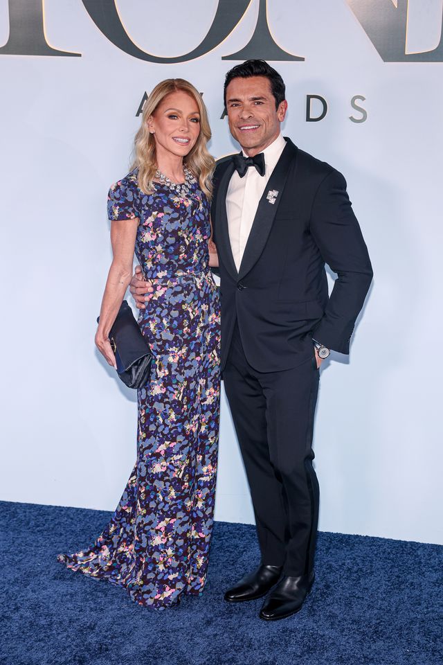 Kelly Ripa and Mark Consuelos share sweet PDA during glam red carpet ...