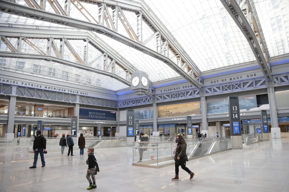 6 hospitalized in mass stabbing incident at New York's Penn Station