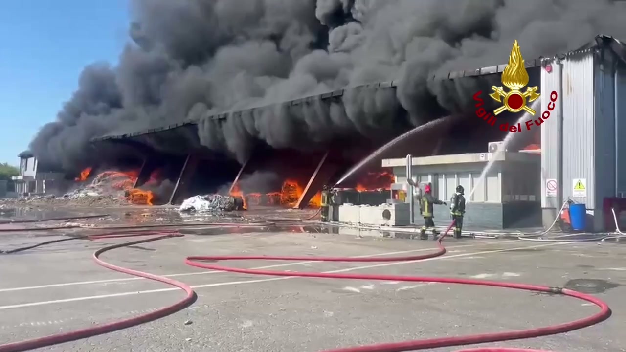 Maxi incendio in capannone industriale a Pisa, l'intervento dei Vigili ...