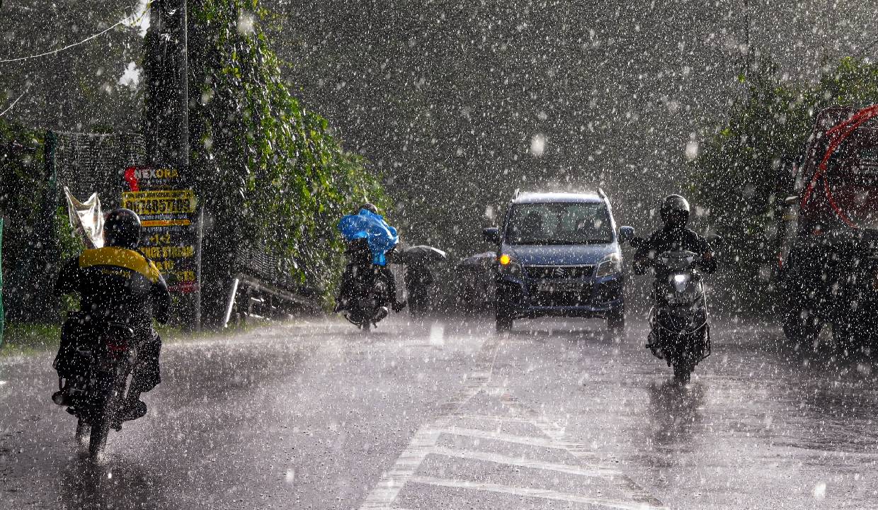 Kerala rains: 4 dead, 28 injured as heavy downpour triggers flood and ...
