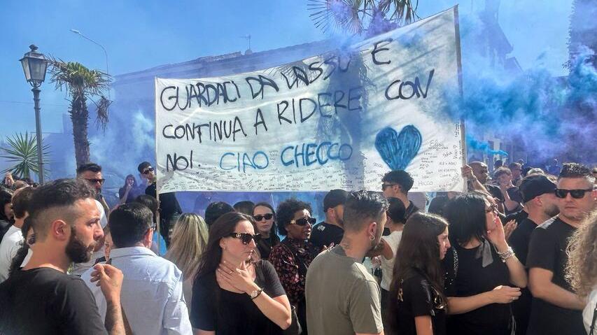 Torre del Lago, l'ultimo abbraccio a Francesco Lettieri morto travolto ...