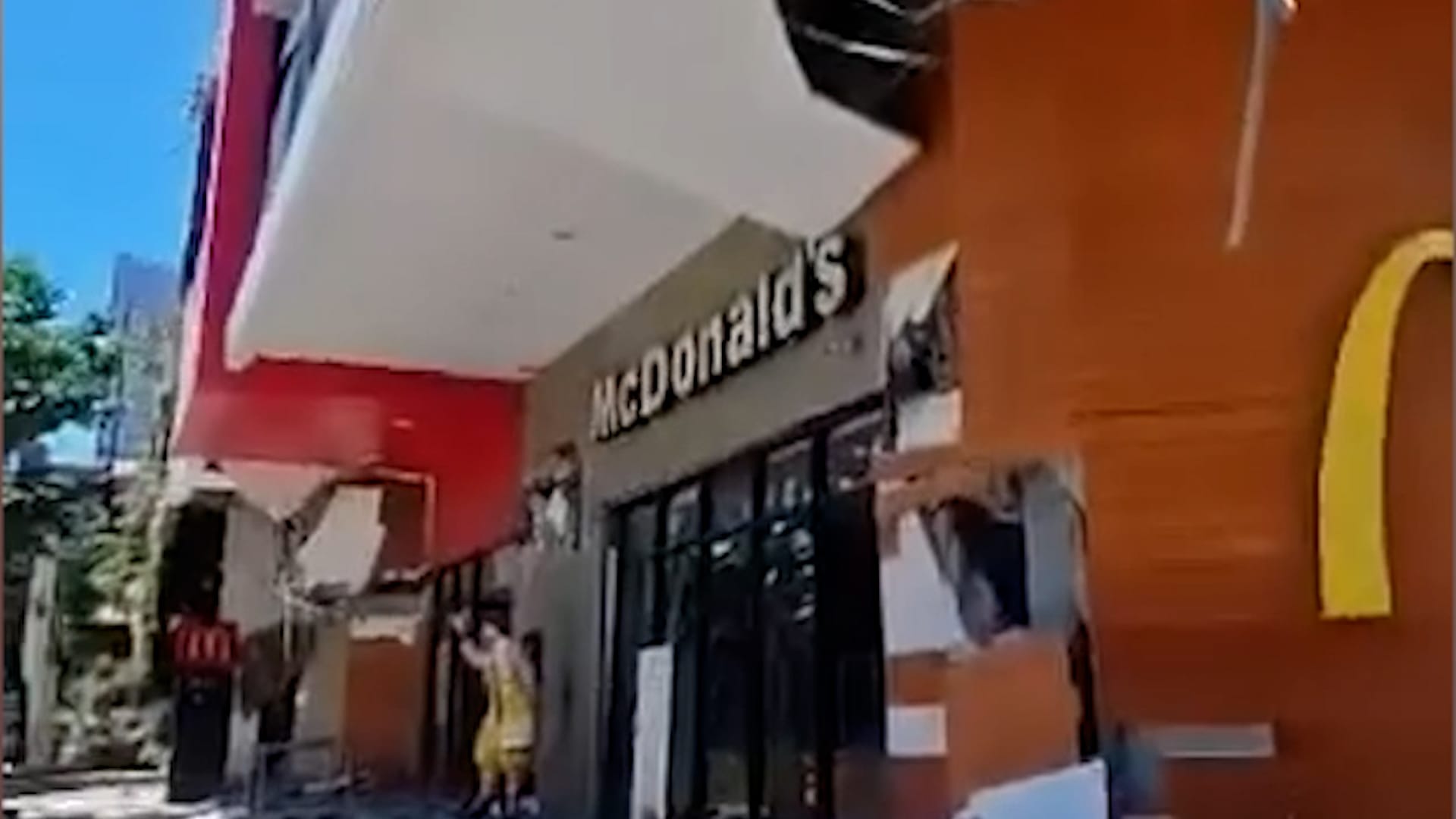7.8-magnitude earthquake strikes southern Philippines, at least 19 dead