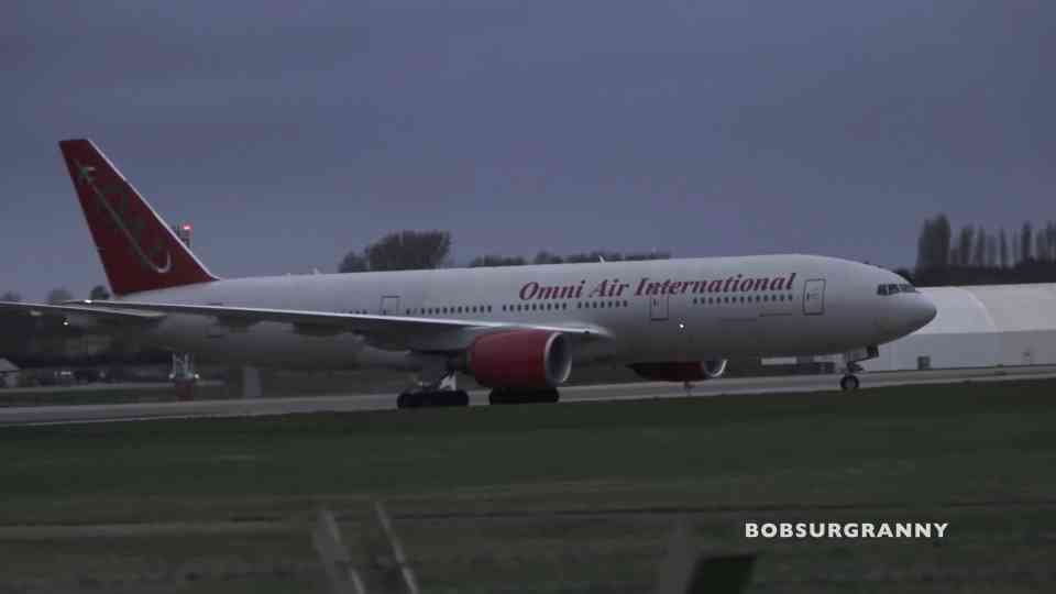 Watch this 747 fight a brutal crosswind - then the pilot forces it down