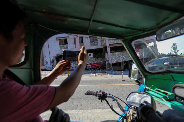 Earthquake of magnitude 7.8 strikes off southern Philippines, 32 feared ...