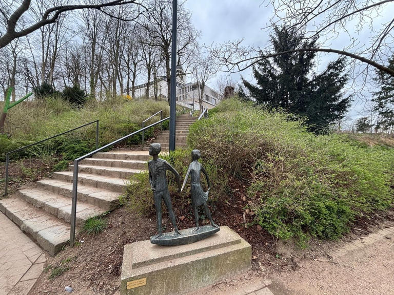 Polizei sucht Zeugen: Unbekannte stehlen „Hänsel und Gretel“-Figur vom ...