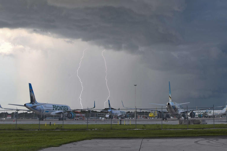 This is what actually happens when a plane gets struck by lightning ...