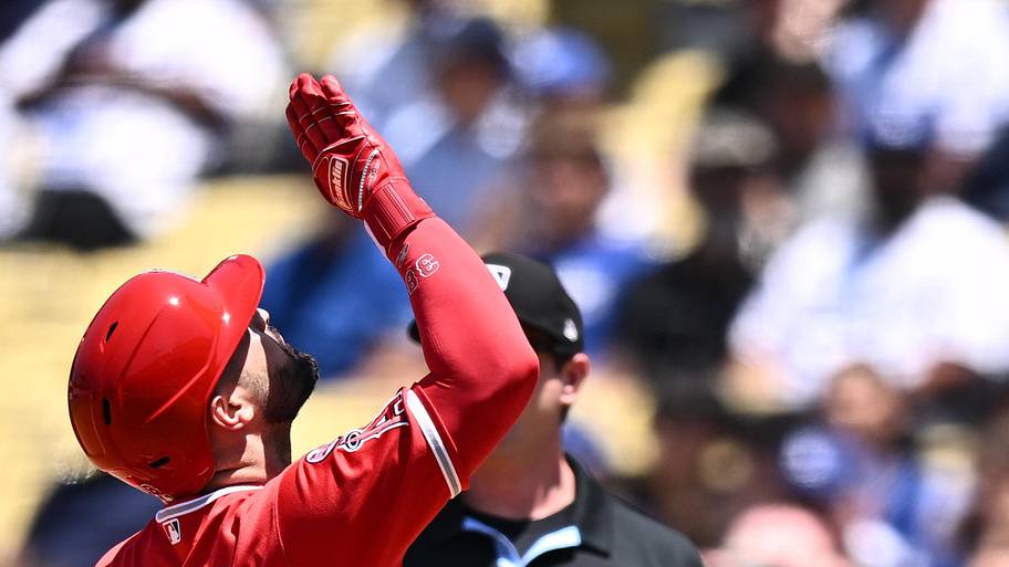 Fan sends message to Angels owner Arte Moreno — in the sky
