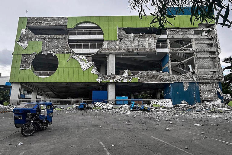 At least 32 killed after 7.8 earthquake strikes Philippines, along the ...