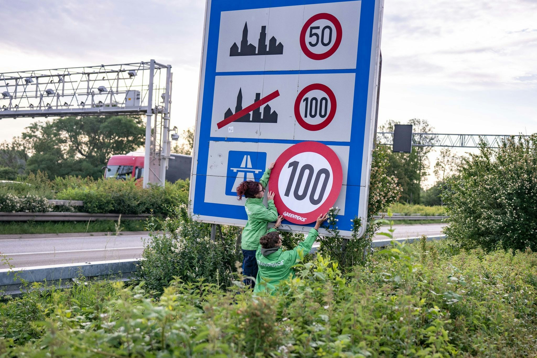 „Tempo 100 eingeführt“: Greenpeace überklebt Autobahn-Schilder an ...