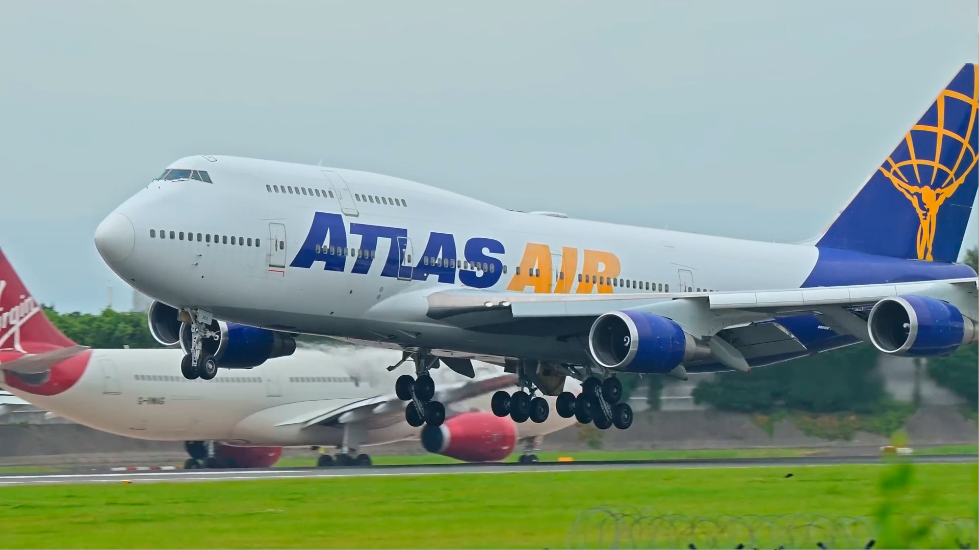 Boeing 747 and A380 slam down in slow motion