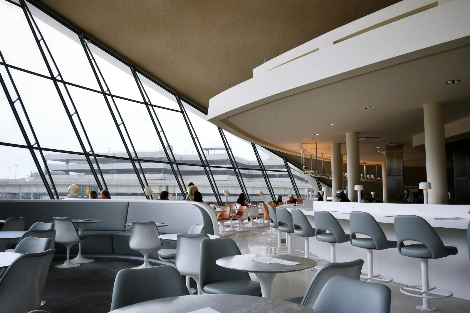 American Airlines upgrades Admirals Club with hot meals