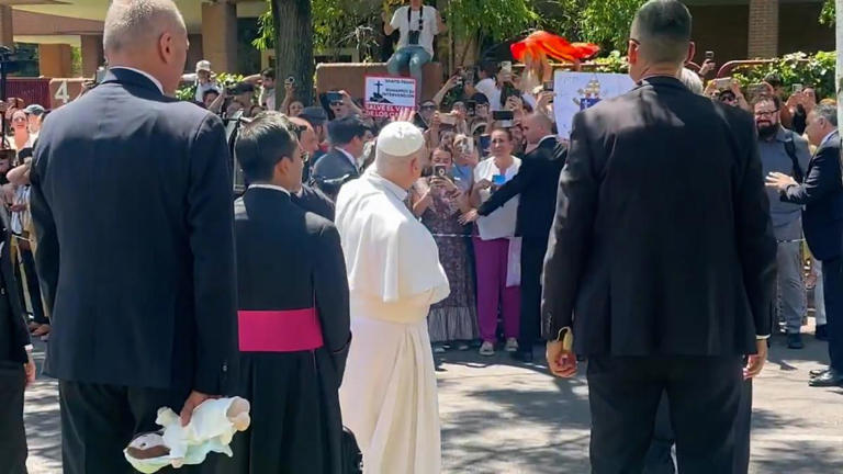 El Papa se salta el protocolo de nuevo para saludar a los files ...