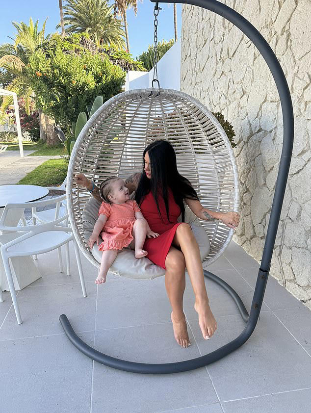 Single mum left stranded in Gran Canaria after Ryanair seats her two ...