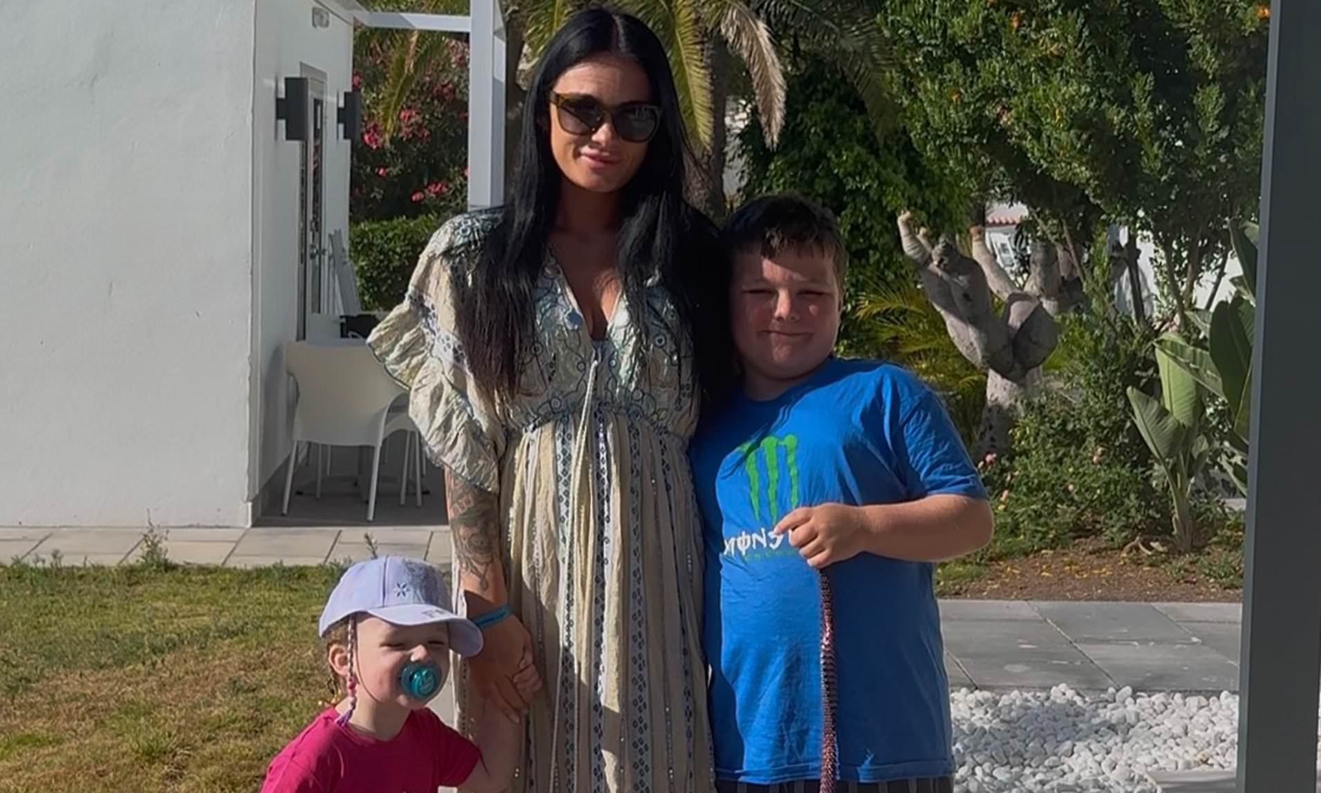 Single mum left stranded in Gran Canaria after Ryanair seats her two ...