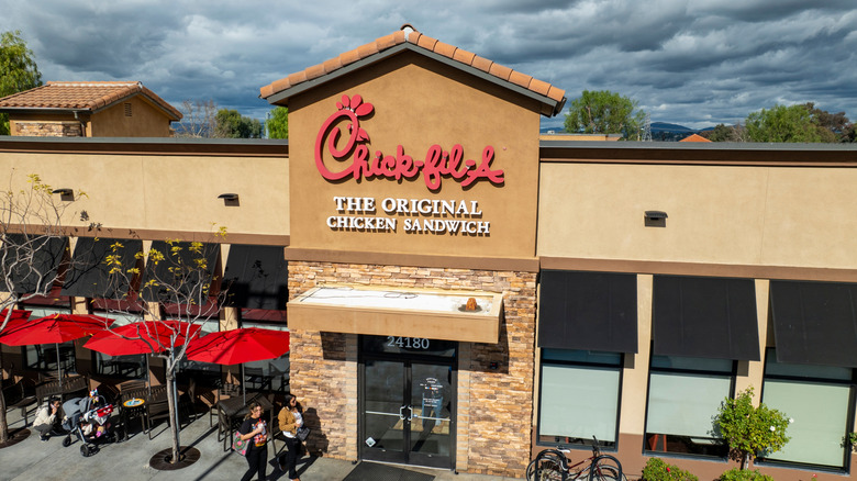 5 fast food restaurants that offer gluten-free buns for burgers and ...