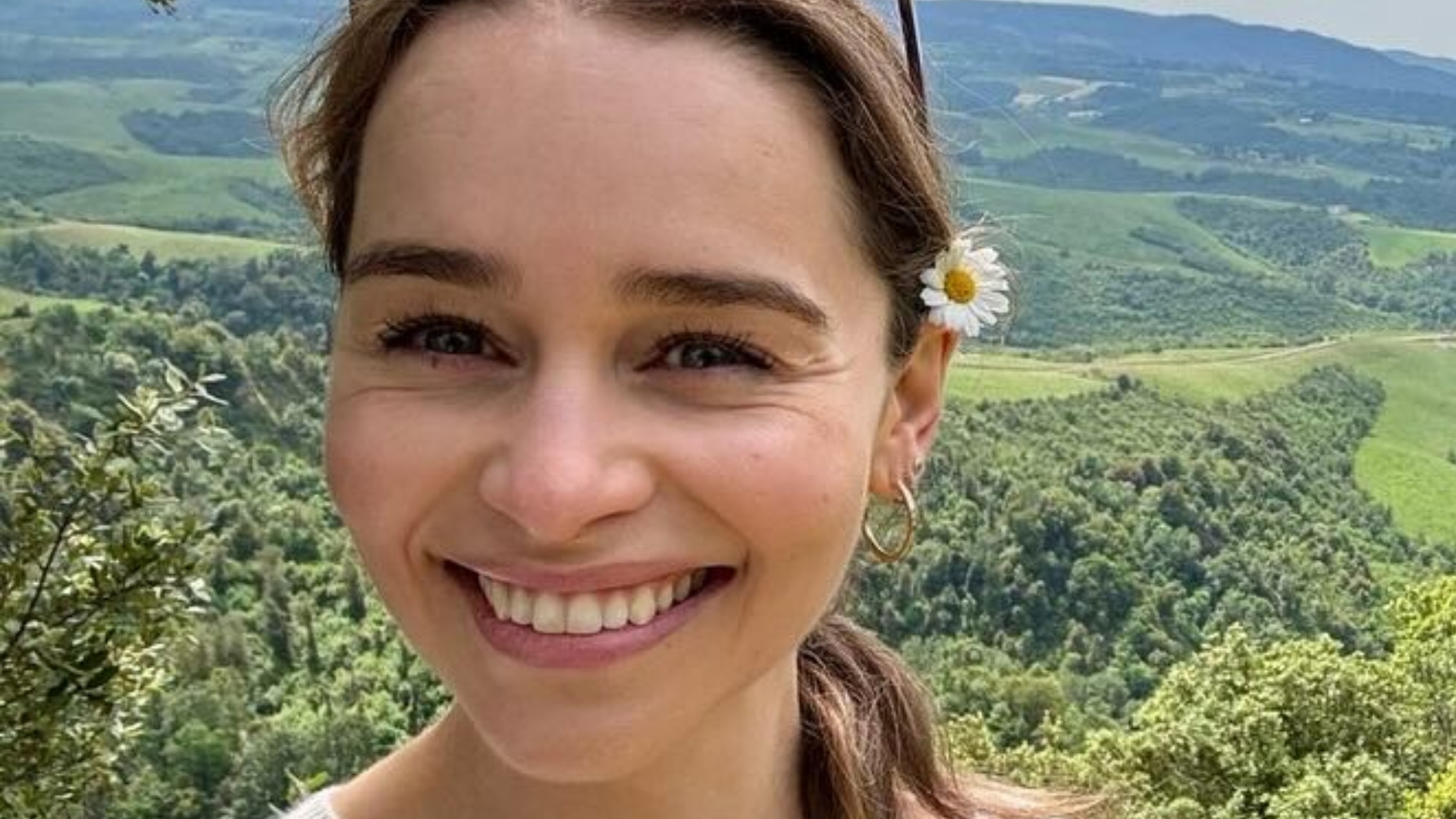 Con una silueta fluida, Emilia Clarke abraza el minimalismo en Londres
