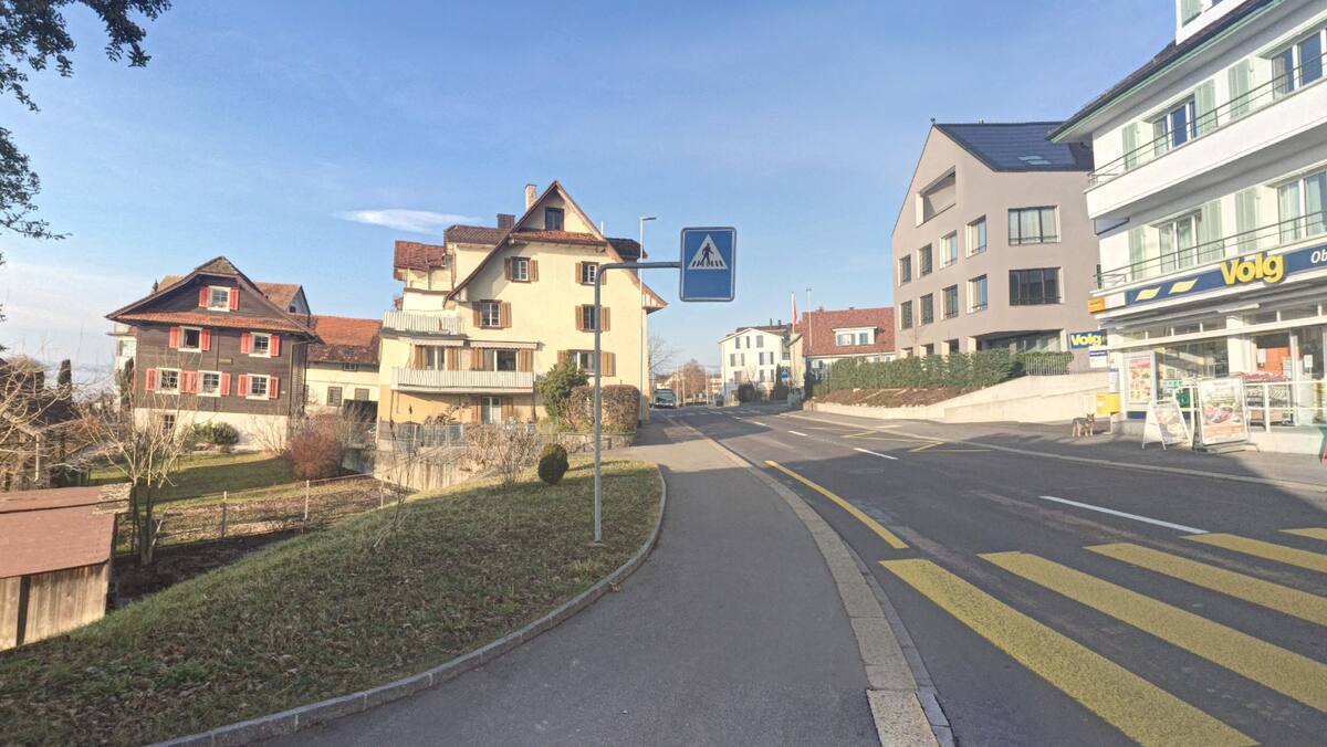 Crash in Oberwil bei Zug: Gleitschirmpilot (29) kracht aus zehn Metern ...