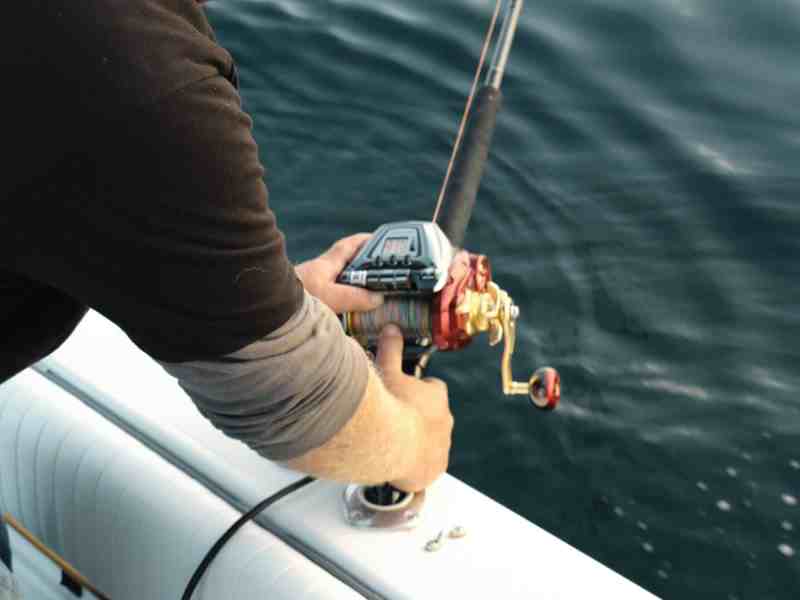 Electric reels and equipment for deep-dropping