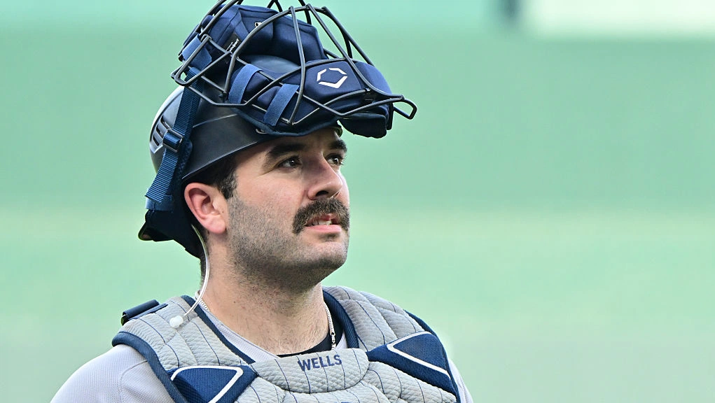 Yankees eye Red Sox catcher amid Wells injury woes
