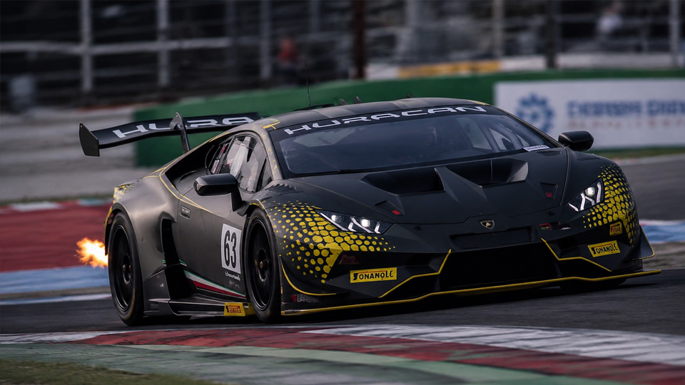 Lamborghini Super Trofeo V10 screams with flames and full throttle runs