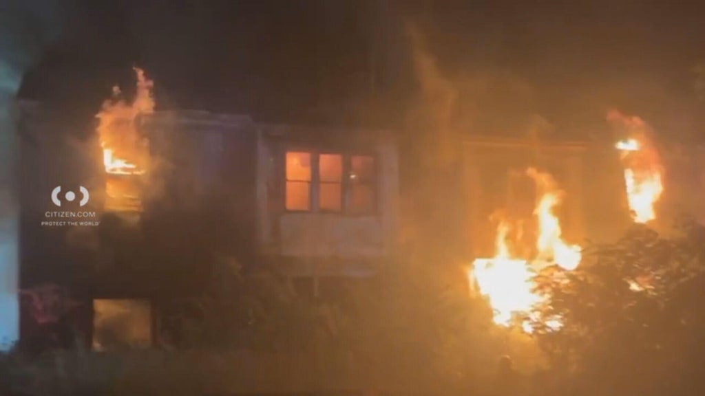 1 dead as massive fire rips through North Philadelphia home, northbound ...