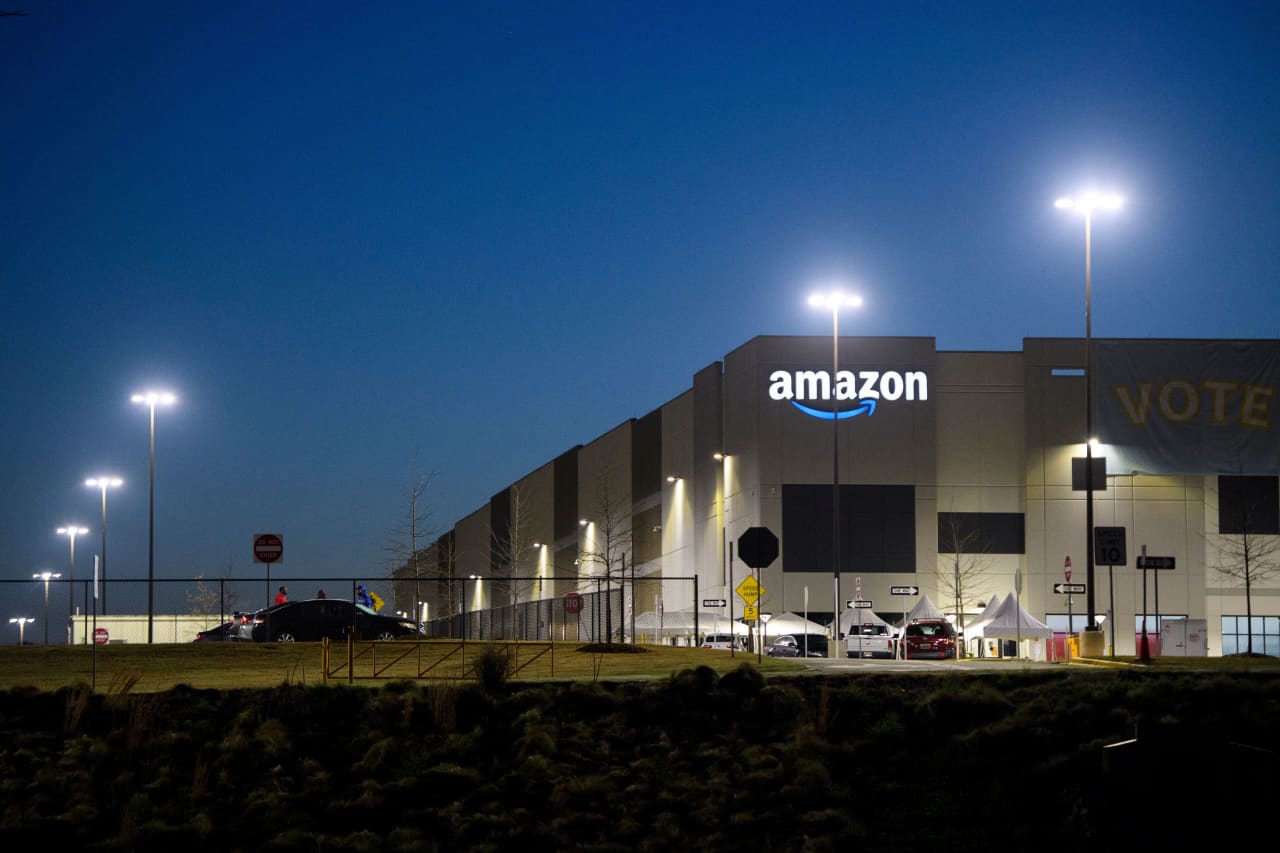 Corning stock rises. Glassmaker scores multibillion-dollar deal with Amazon