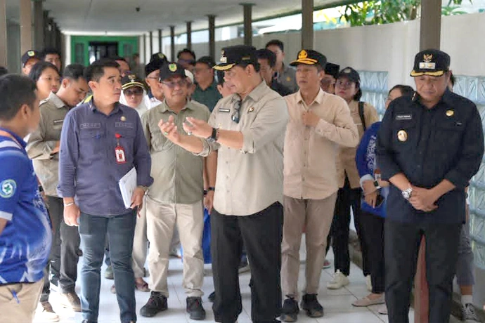 Tinjau Puskesmas Tumpung Laung, Bupati Barito Utara serahkan bantuan ...