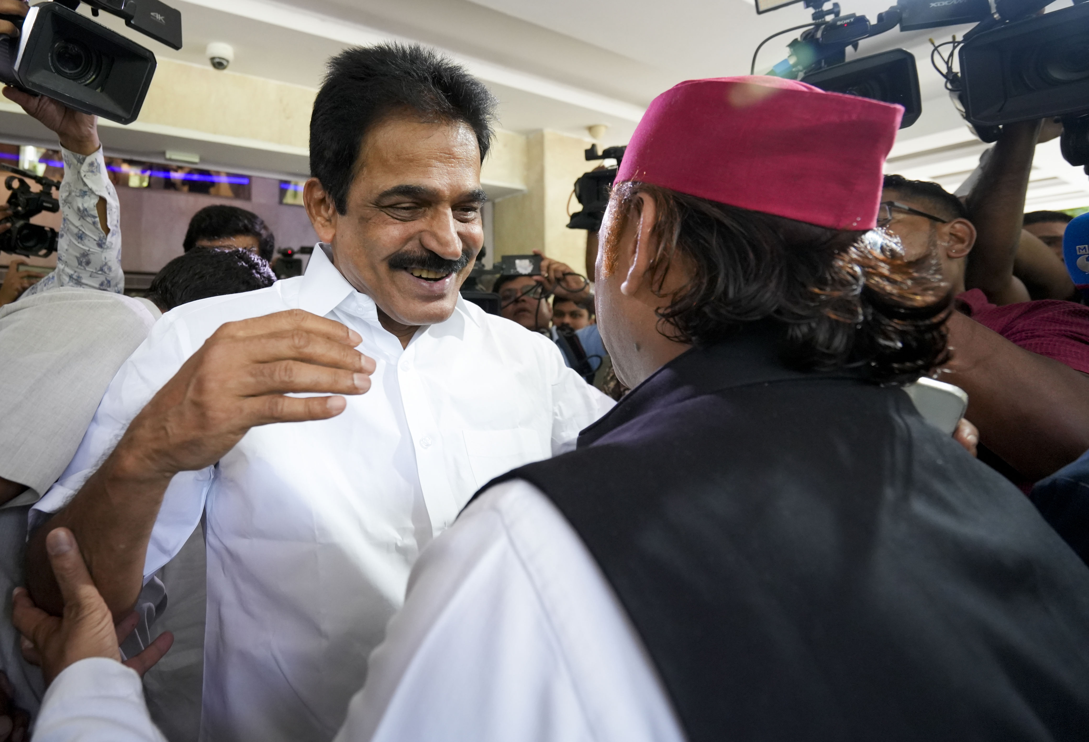 India bloc meeting: Oppn leaders vow unity, seek Pradhan's resignation ...