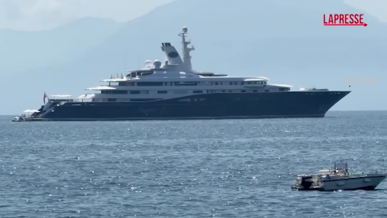 Napoli, il super yacht Al Mirqab dell’ex primo ministro del Qatar nel Golfo