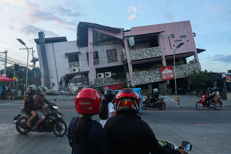 At least 32 killed after 7.8 earthquake strikes Philippines, along the ...