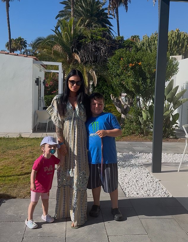 Single mum left stranded in Gran Canaria after Ryanair seats her two ...