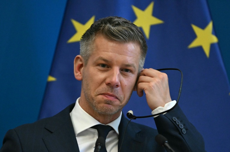 Hungary MPs back plan to cut their own paychecks