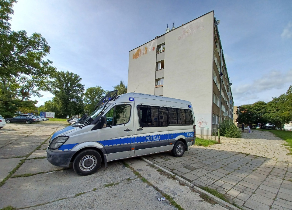 Dzieci wychylały się przez okno, a ojciec spał. Mężczyzna był pijany
