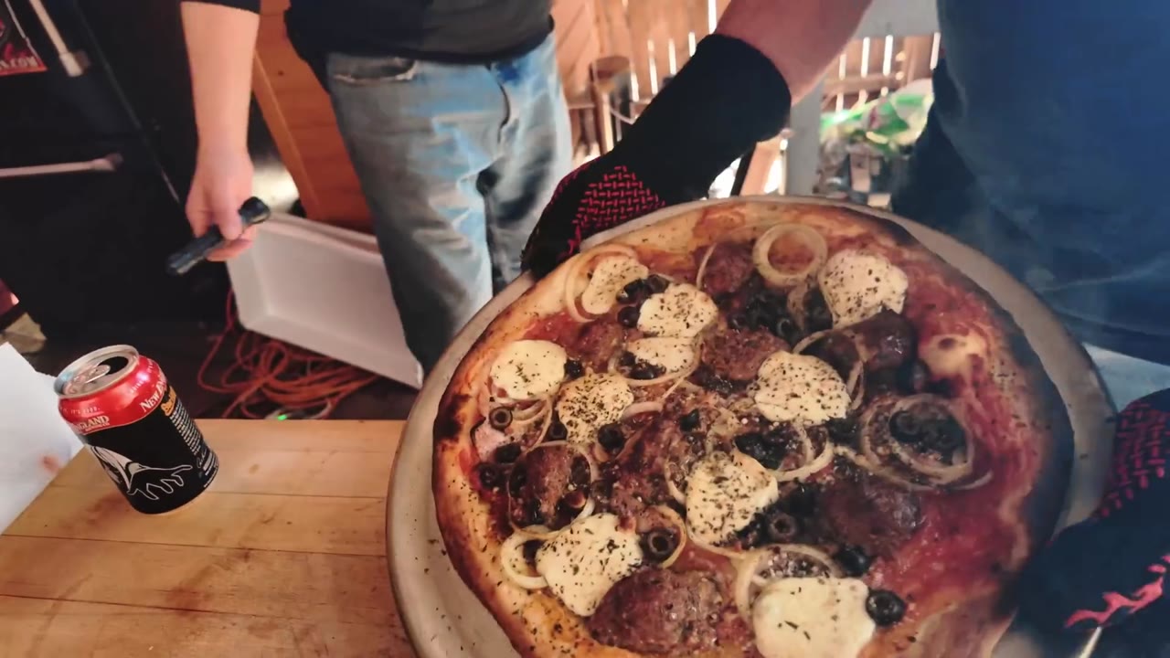 Two wood-fired pizzas faced off and one clearly stole the show
