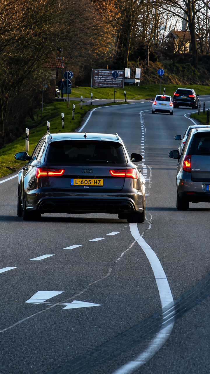 Aggressive black super wagon executes a perfect highway overtake