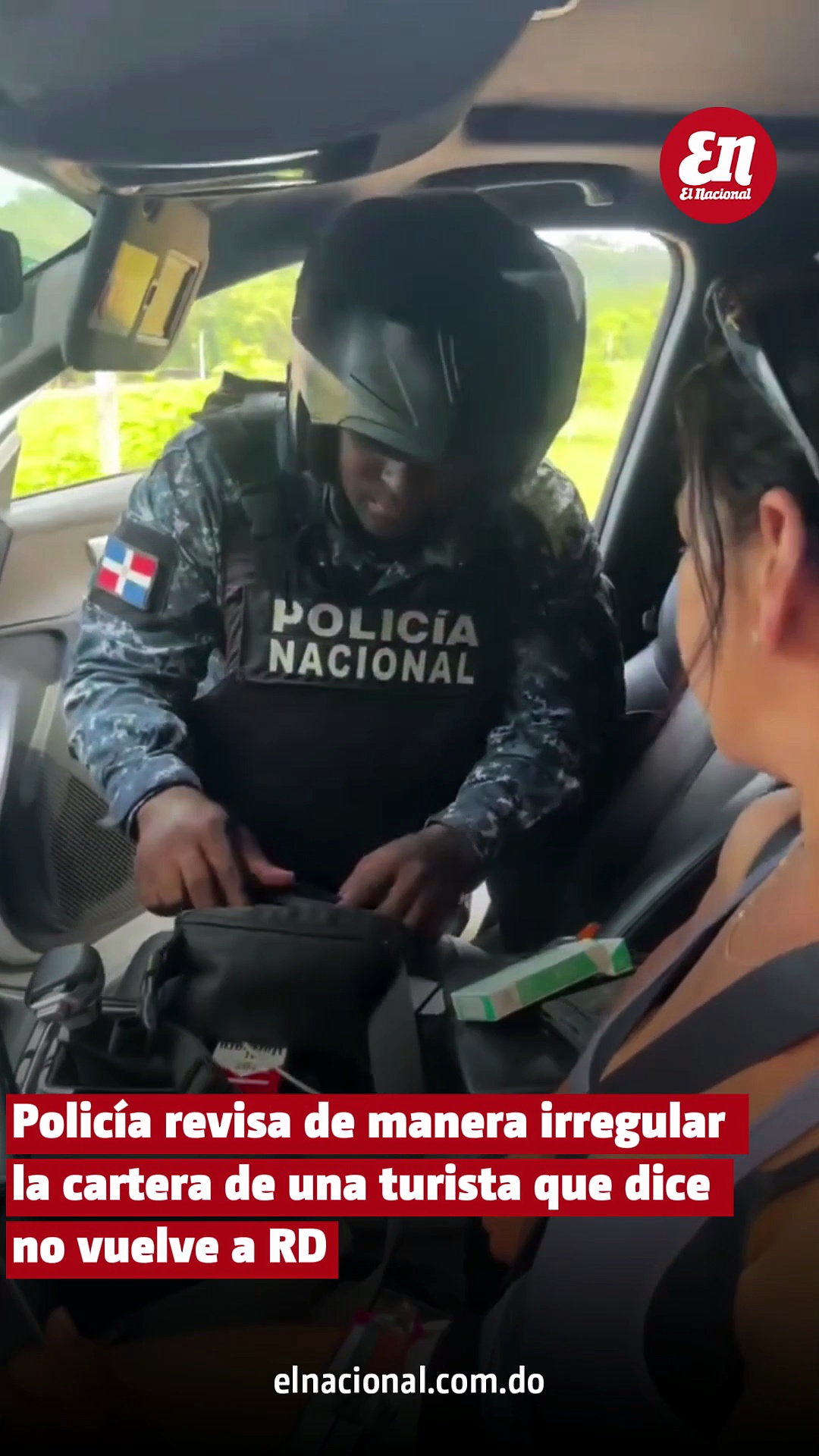 Policía revisa de manera irregular la cartera de una turista que dice ...