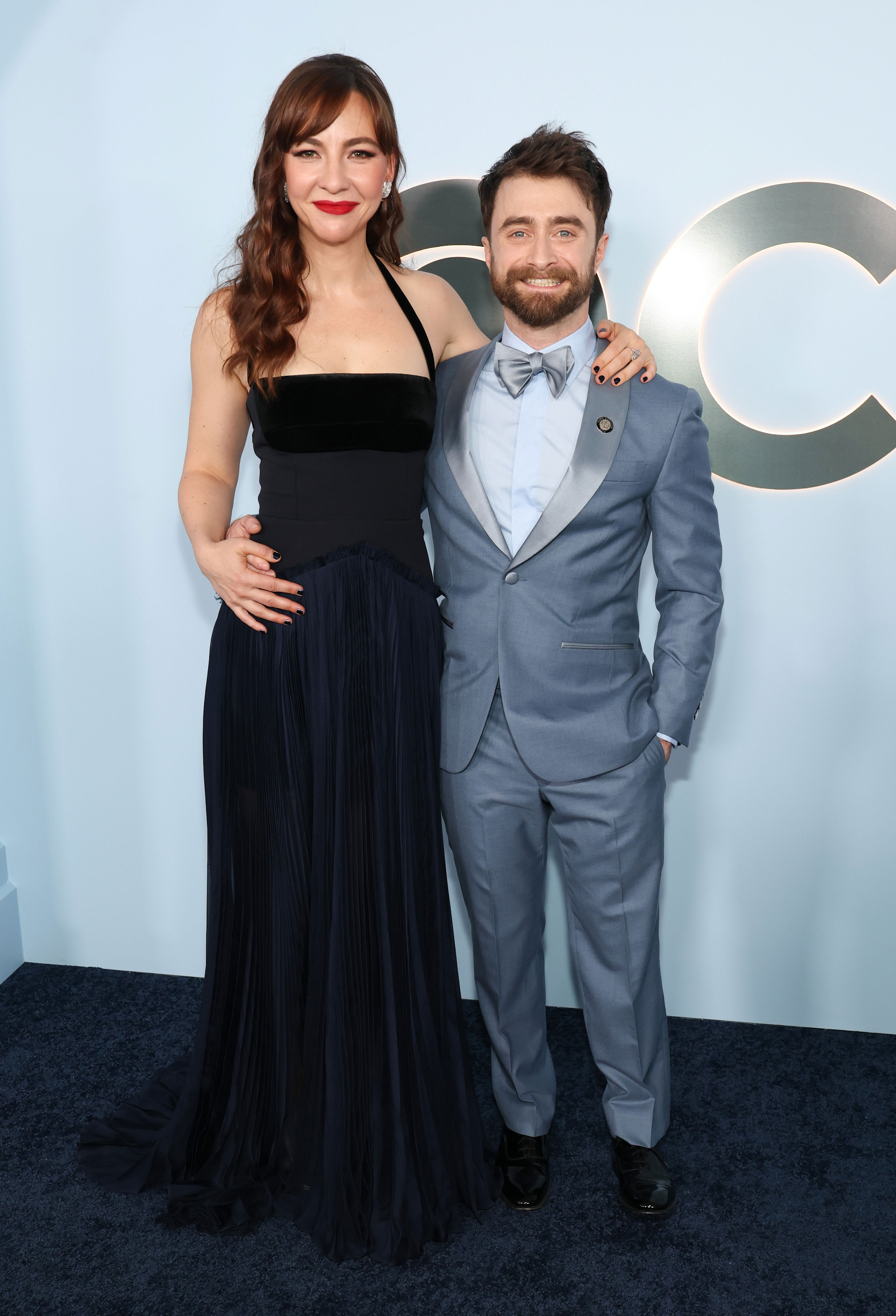 Here's why people love Daniel Radcliffe's pics with his girlfriend at ...